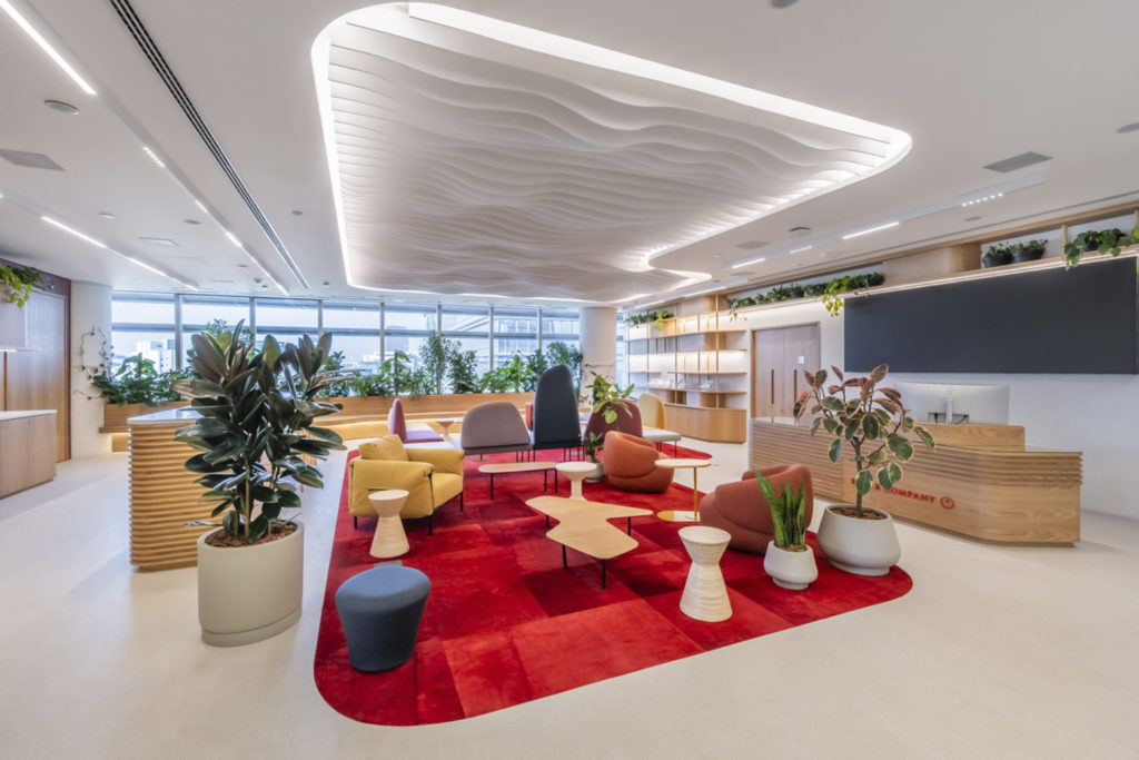 BAIN & COMPANY | Lady